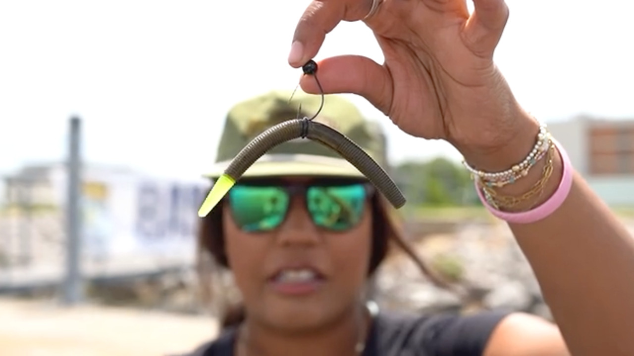 How to set up a wacky rig with Anastasia Patterson - Bassmaster